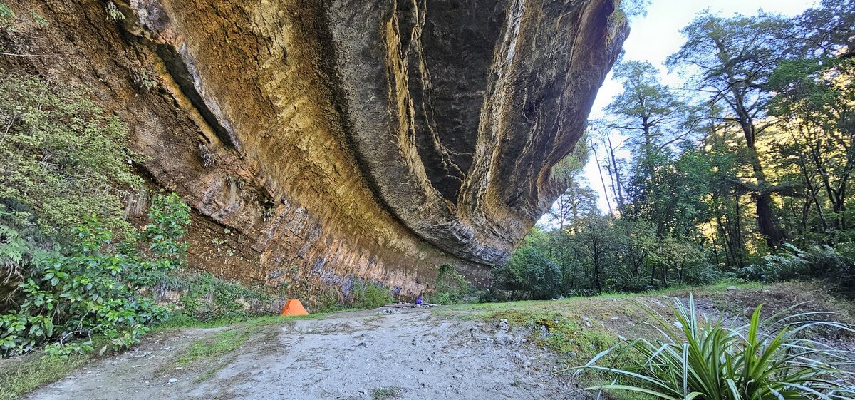 Ballroom Overhang Track | iNZider Trails