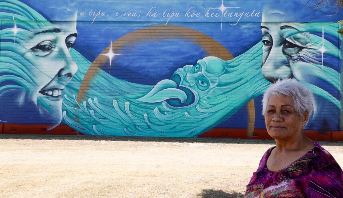 Alamein Burns and the Tamatea High School Mural