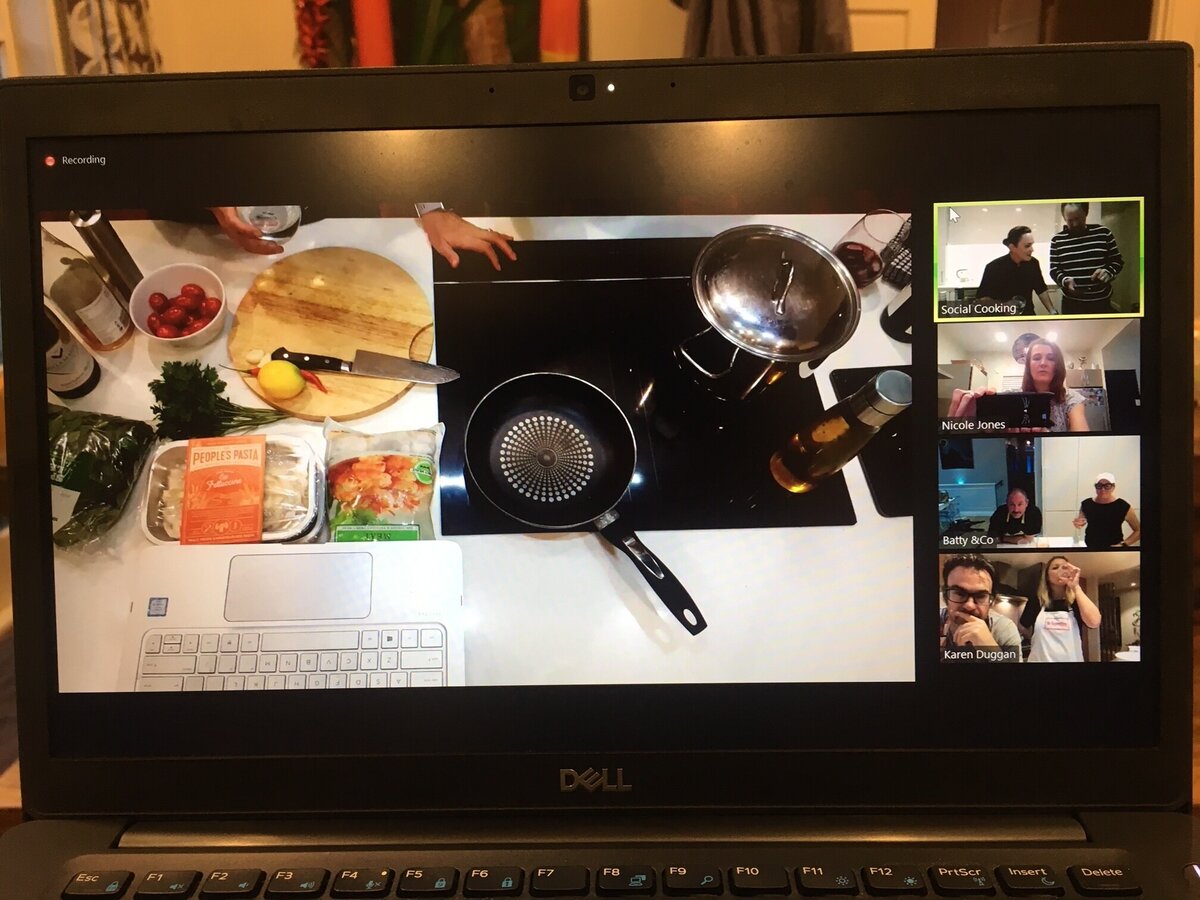 Fun team building events through social cooking